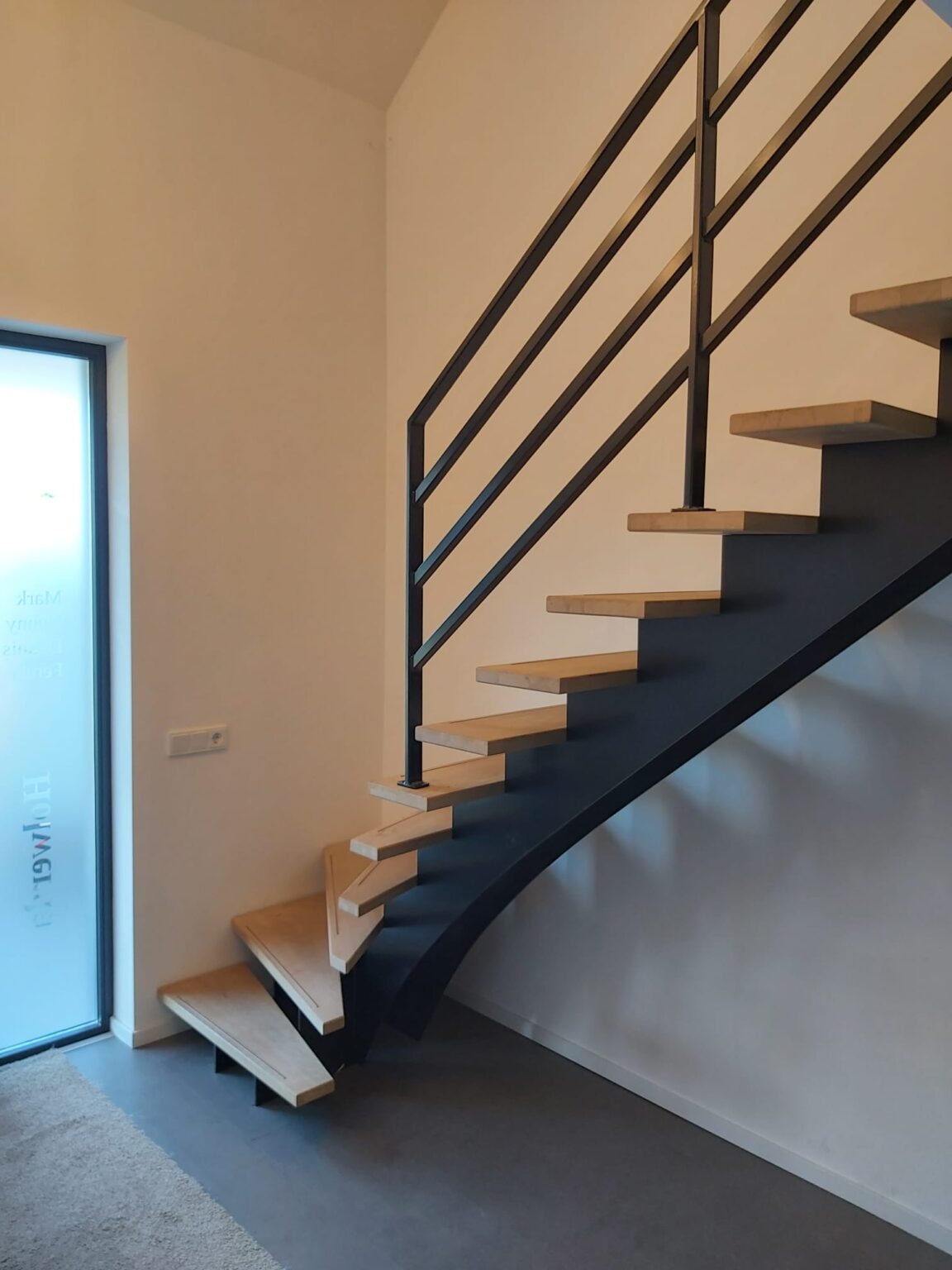 Zwarte trap met eiken treden | Trappenstore.nl